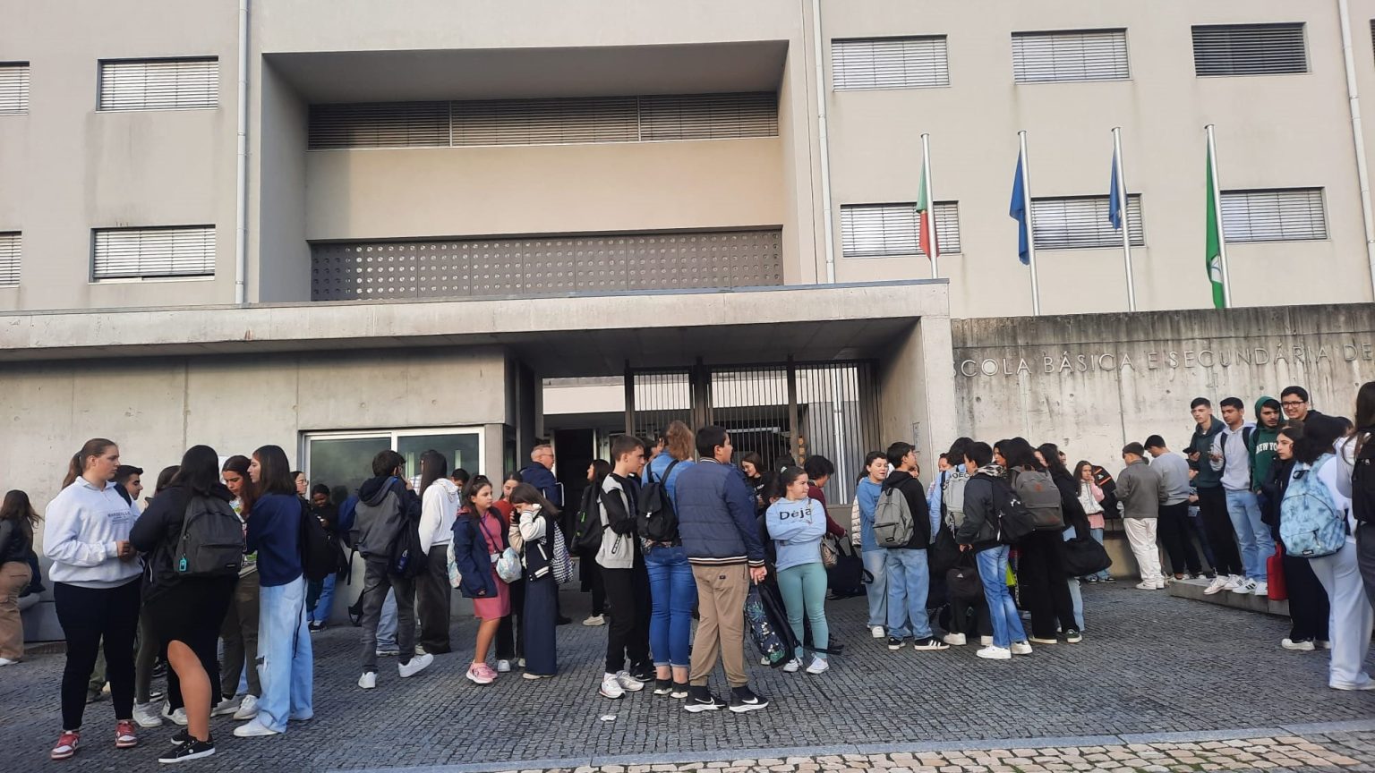 Greve do pessoal não docente encerrou Escola Básica 2,3 e Secundária de ...