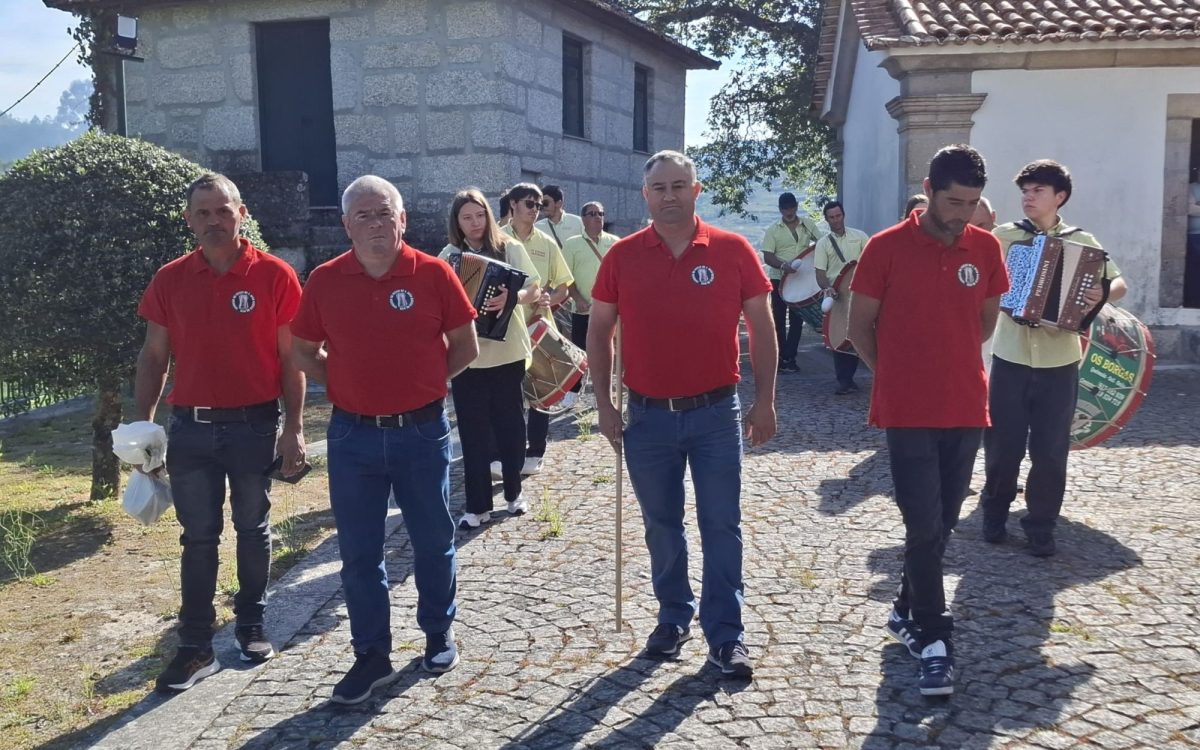 Colocada a bandeira na Igreja de Ovil para as festas de São João ...